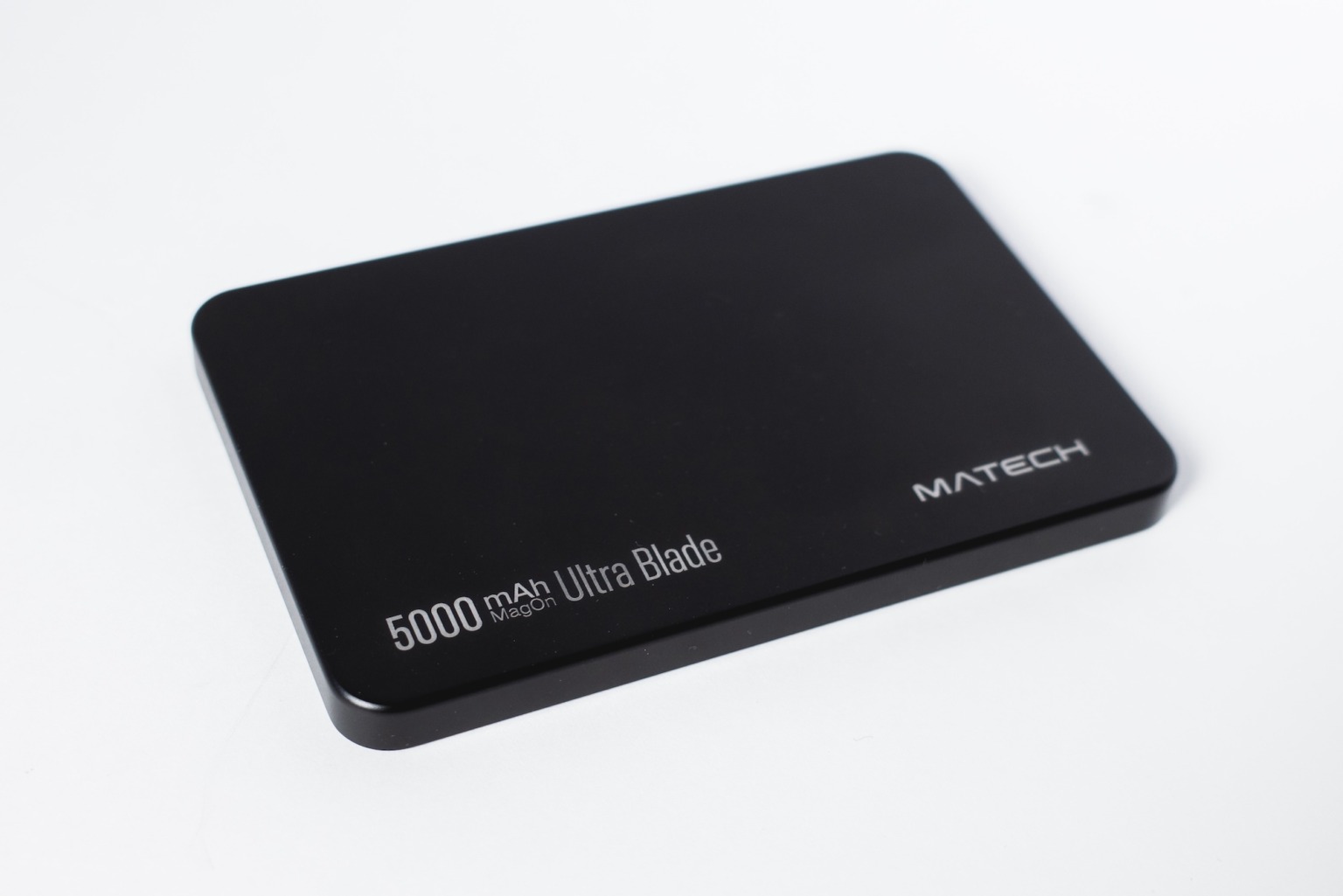MATECH MagOn Ultra Blade 5000 レビュー｜iPhoneに最適な超薄型MagSafe&Qi2対応ワイヤレスモバイルバッテリー | gadgetlogy