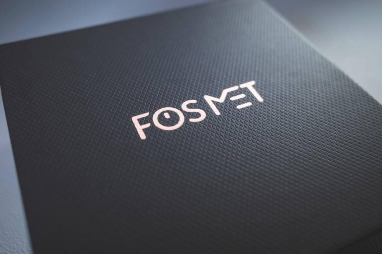 FOSMET R1 レビュー｜ステンレスボディが映えるスマートウォッチ。AOD対応で通話・通知も手元で完結 | gadgetlogy