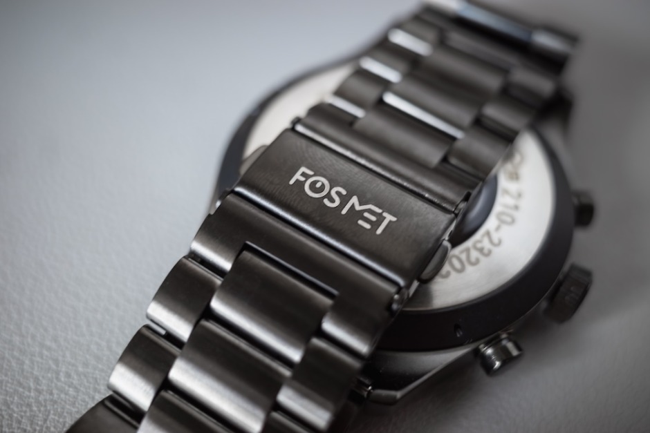 FOSMET R1 レビュー｜ステンレスボディが映えるスマートウォッチ。AOD対応で通話・通知も手元で完結 | gadgetlogy